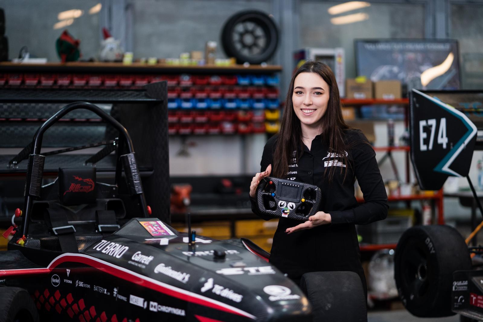 První žena v čele týmu formule má skvěle rozehráno - Lidé – Zprávy z VUT