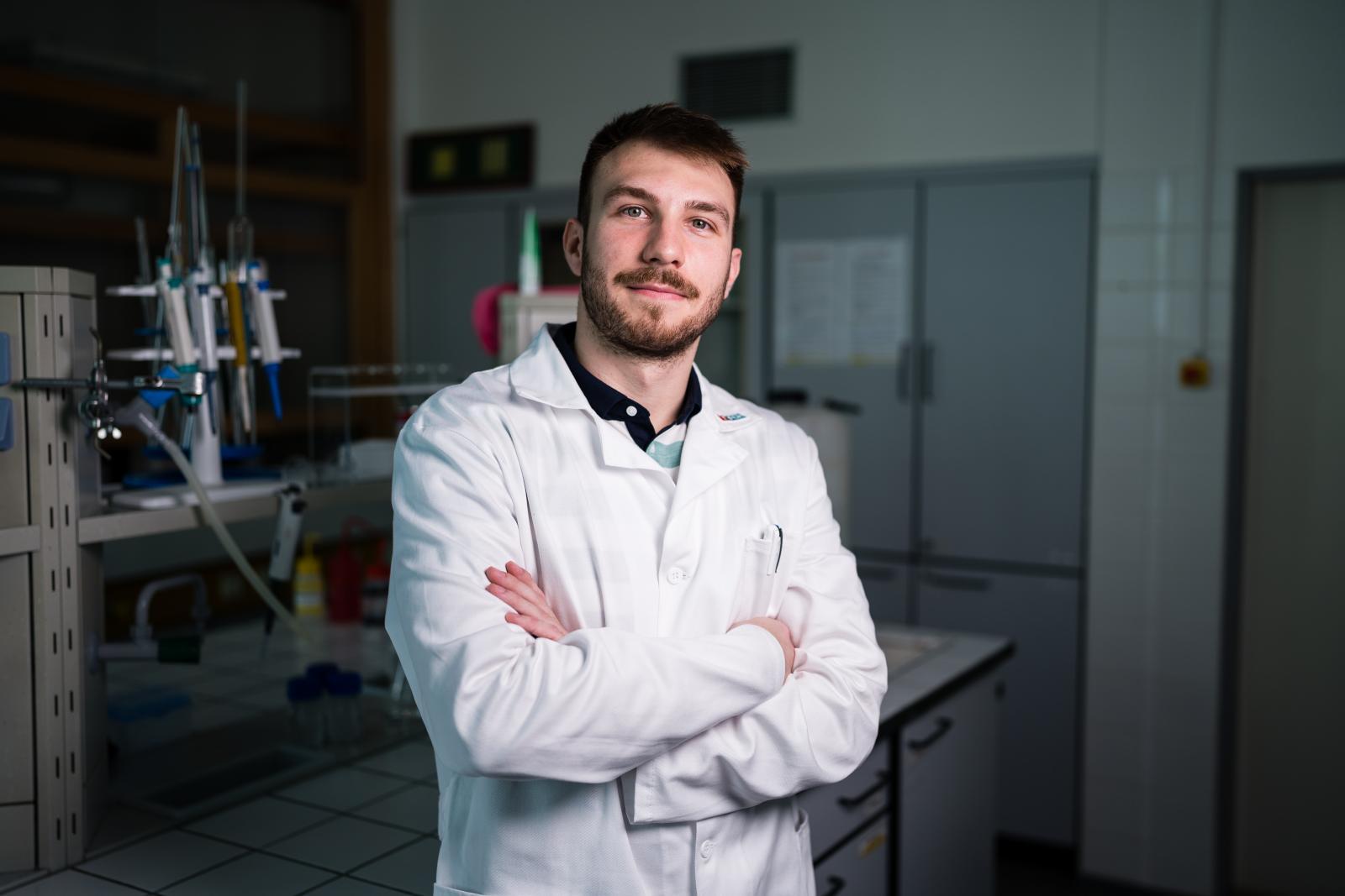 Stevan Gavranović studuje bezolovnaté halogenidové perovskity, které ...