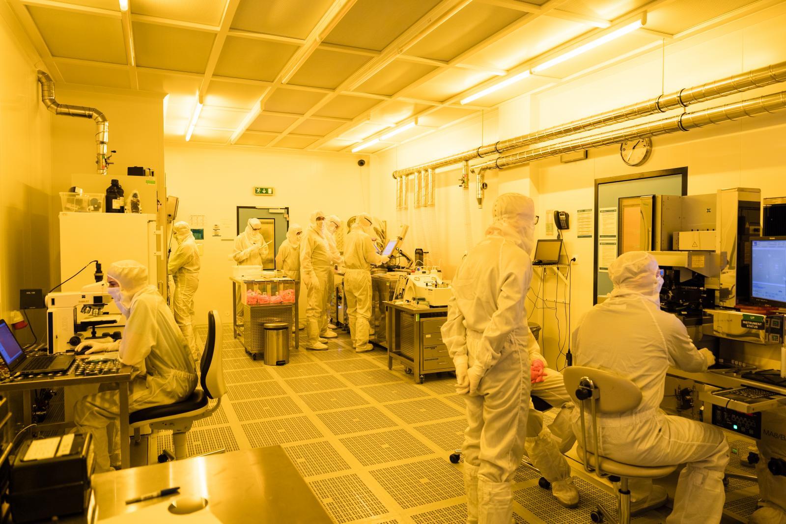 Poptávka po čipech neustále roste. Na CEITEC VUT se studenti v high ...