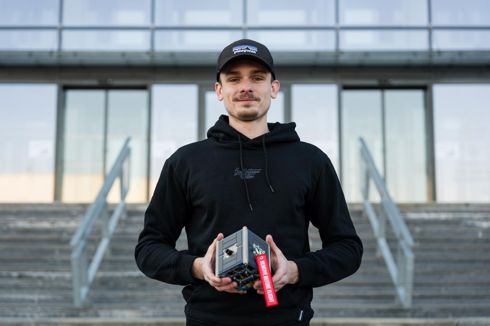 Mladí vědci chtějí pomocí Cubesatu fotit zatmění Slunce z vesmíru ...